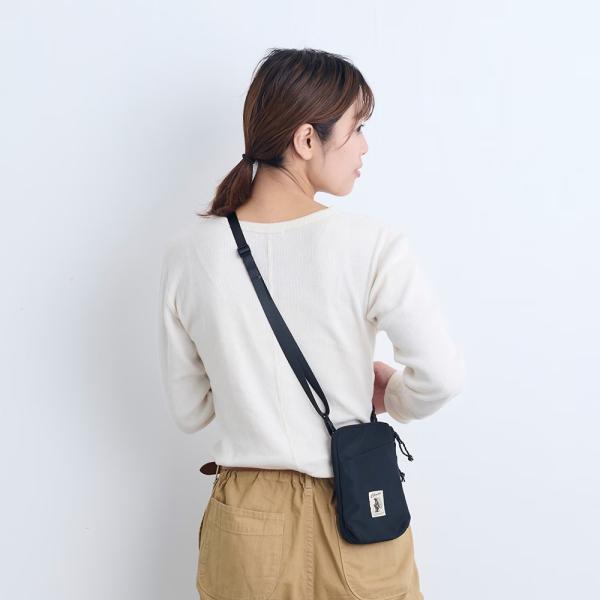 【 商品説明 】収納機能が充実したスマホ兼お財布ポーチ。海外旅行のおともに、また携帯とちょっとした小物だけでおでかけしたいときに便利なポーチ。旅行、お財布、携帯をキーワードにすべての用途を１つに盛り込んだ縦型の軽量ポーチ。メインポケット大き...