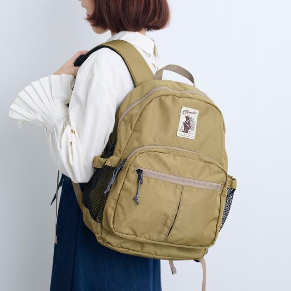 【 商品説明 】タフさと軽やかさを持ち合わせたコーデュラ420Dを使用したバックパック。デイリー使いはもちろん、フェスや旅行などレジャーシーンにも幅広く活躍。開口部が広く、荷物の出し入れがスムーズに行えるうえ、豊富なポケットで優れた収納力を...