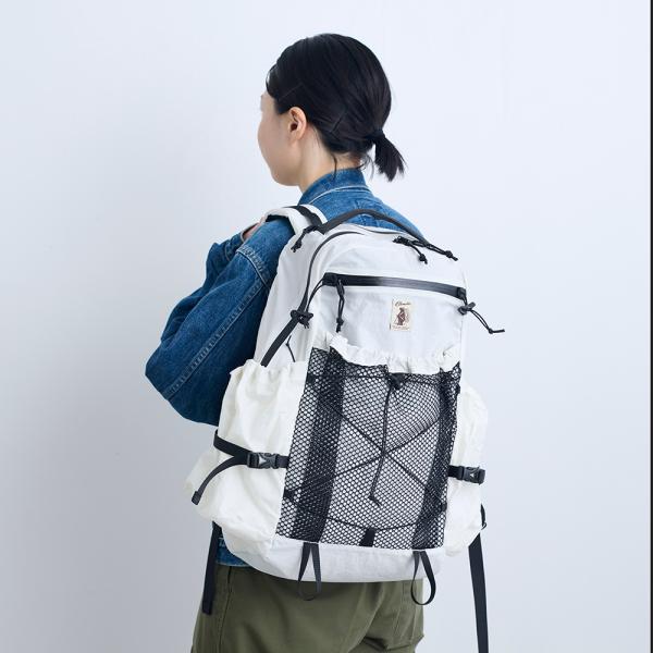 【 商品説明 】紙のような質感が特徴の塩縮CODURA100Dの生地を採用したバックパック。軽量かつ撥水、強度も高い生地なのでアウトドアシーンにも最適です。ハリがありながらもしなやかなで落ち着きのある生地感。POINT・ハイパロン(ショルダ...