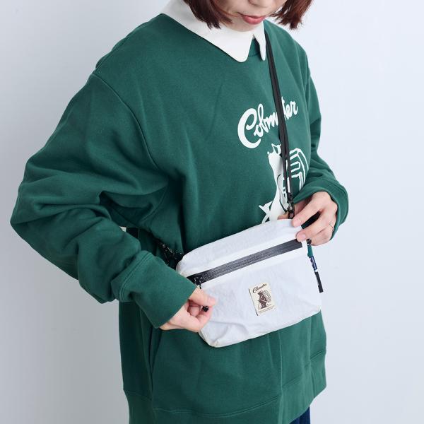 【 商品説明 】紙のような質感が特徴の塩縮CODURA100Dの生地を採用したコンパクトショルダーバッグ軽量かつ撥水、強度も高い生地なのでアウトドアシーンにも最適ですハリがありながらもしなやかなで落ち着きのある生地感ですコンパクトながら、収...