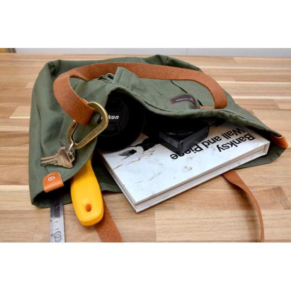 ●サイズ　 横３８cm　縦３６cm   マチ８cm●カラー Olive ※掲載されている画像については細心の注意を払ってはいますが撮影の関係上、実際の商品と異なって見える場合がございます。※また、ナチュラル素材を使用している為、若干の個体差...