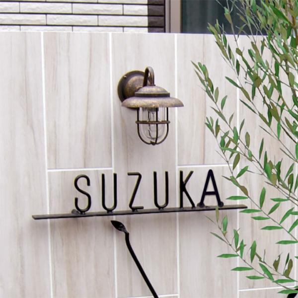 華奢な柄が可愛いブラケットライトです。防雨仕様のため直接雨のかかる場所でお使いいただけとっても便利♪ガラスはキラキラした光を導く「クリアガラス」。真鍮製の本体に、シーンに合わせて選べる５色から選べます 。屋外では長年のご使用で表面の塗装が剥...