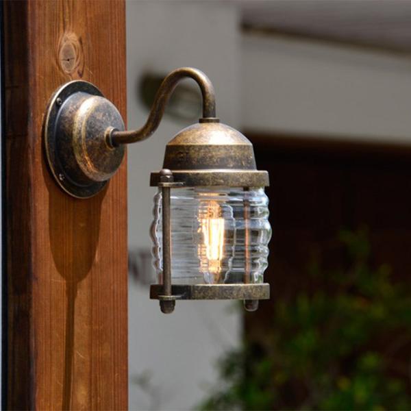 ＜商品紹介＞直接雨があたっても大丈夫。表札灯に使える小さめブラケットライト。防雨型なので玄関や門柱等広くお使いいただけます。ランタン風デザインが可愛い。＜商品概要＞屋外照明 おしゃれ 照明 ライト 外灯 門灯 街灯 表札灯 玄関 ポーチライ...