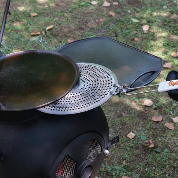 Ozpig専用の炎拡散器です。鍋や食材に直火が当たって温度が上がりすぎるのを防ぎます。＜商品概要＞Fireside ファイヤーサイド アウトドアストーブ BBQ オプション「Ozpig オージーピッグ デフューザー」温度調整の必需品暖をとり...