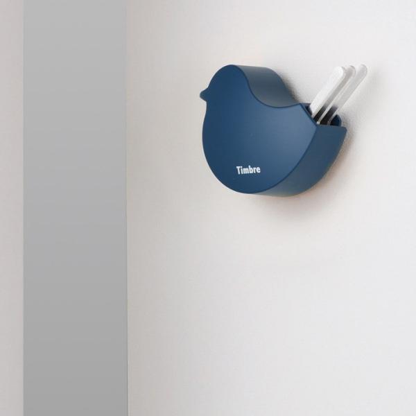 玄関のかわいいワンポイントになる「ドアチャイム Tori」。尻尾が揺れて奏でるキラキラした音色がお客さんを気持ちよく出迎えてくれます。＜商品概要＞澄んだ音でお迎え音をテーマにデザインアイテムを生み出すブランド「Timbre」がお届けするおし...