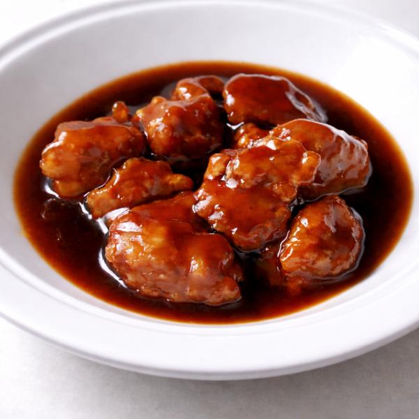 【発売日：2026年02月02日】豊かな香りとほどよい酸味が食欲をそそる、本格派の香醋酢豚。もち米を原料とした中国伝統の香醋を使用し、コク深くまろやかな酸味に仕上げました。具材は揚げ豚のみ。余計な野菜を加えず、豚肉そのものの旨みと香醋の風味...