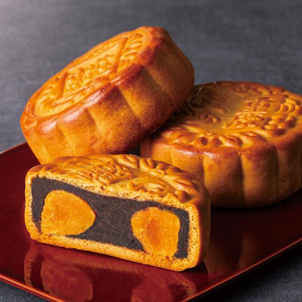 アヒルの塩漬け卵の黄身を満月に見立てた特別な月餅です。黄身の塩味が甘さをおさえた黒あんを一層引き立てる味わいです。お好みの大きさに切り分けてお召し上がりください。- ご注文時の注意事項 -※期間・数量限定販売です。※対象期間外のお届け日をご...