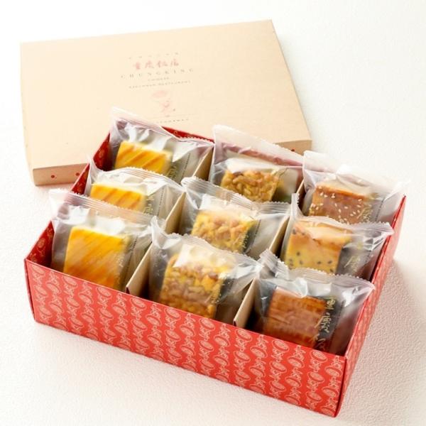 重慶飯店のオリジナル中華菓子「番餅(バンピン)」をはじめ、アイデア溢れる「夾心(キョウシン)」は、作り手の想いを伝える横浜中華街の贈り物です。季節限定の抹茶餡、定番の黒餡、木の実餡など5種の味わいが楽しめる、季節限定の番餅・夾心で、ティータ...