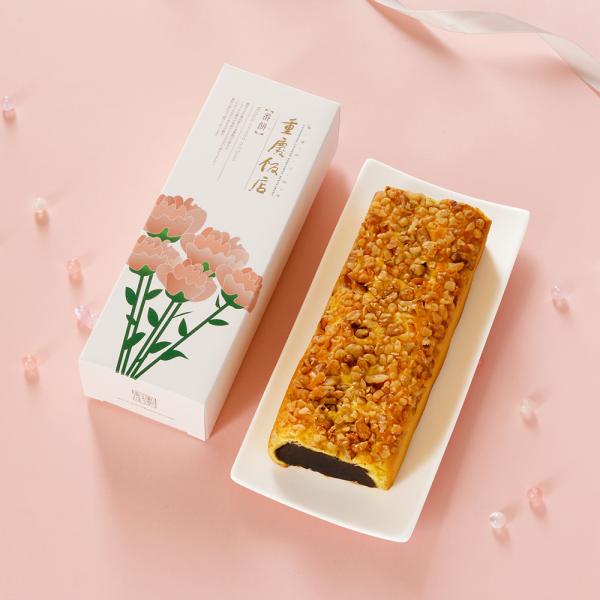 華やかなカーネーションをデザインした限定パッケージの「番餅」が登場！！豆沙餡(黒餡)をしっとりとした皮で包み、表面にはローストしたクルミをトッピングした重慶飯店一番人気のお菓子。日頃の感謝を込めて、プチギフトにおすすめです。お好みのサイズに...