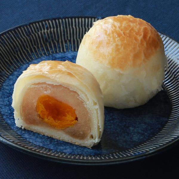 アヒルの蛋黄（タンファン＝塩卵の黄身のみ）を満月に見立てた中秋節のための特別な中華菓子です。しっかりと塩漬けされホクホクとした卵の塩気が、薄いパイのような皮に包まれた餡の甘みを引き立てます。ころりとした丸い形も人気です。 - ご注文時の注意...