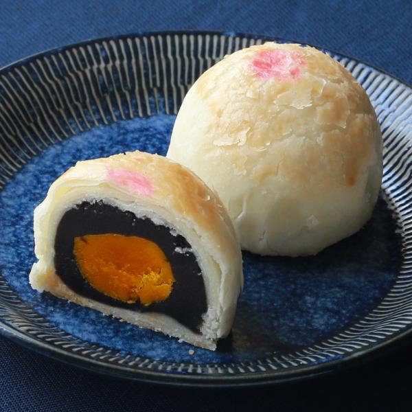 アヒルの蛋黄（タンファン＝塩卵の黄身のみ）を満月に見立てた中秋節のための特別な中華菓子です。しっかりと塩漬けされホクホクとした卵の塩気が、薄いパイのような皮に包まれた餡の甘みを引き立てます。ころりとした丸い形も人気です。- ご注文時の注意事...