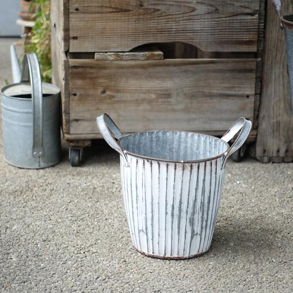 波板状のブリキでホワイト塗装し擦れた仕上げのアンティーク調両手バケツ(鉢カバー)です。5号スリットが鉢が入ります。サイス：幅21×奥行15×高さ18(14.5)cm/内径 上14.5×下10.5cm　材質：ブリキ　製造：中国　底穴なしM・L...