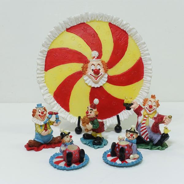 ピエロをモチーフにしたティーセット（食器セット）。ピエロがそれぞれトレイ（大皿）、カップ＆ソーサー、ティーポット、シュガーポット、クリーマーになっています。ポットとシュガーポットは頭がフタになています。未使用品デッドストック輸入品です。箱に...