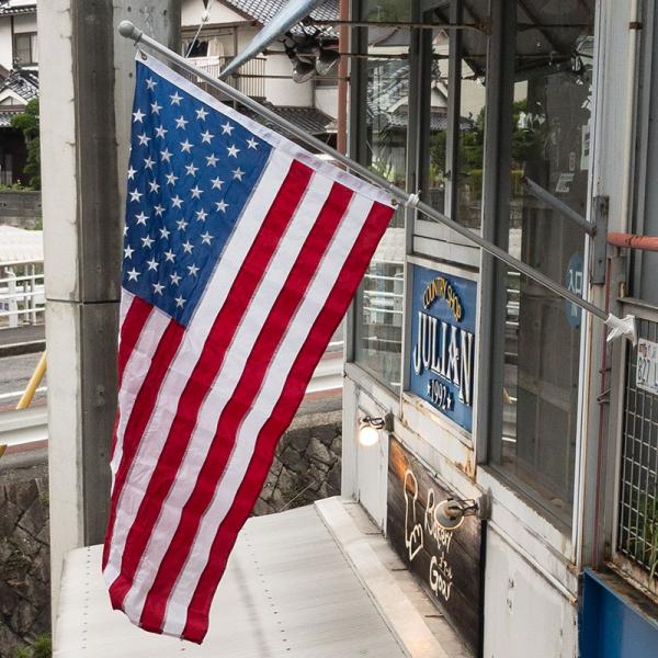 アメリカValley Forge Flag社製造のUS Flag（星条旗）ディスプレイセットです。アメリカ国内で生産された星条旗やフラッグポールなど小物が全て揃ったMade in USAのセットです。内容は、星条旗（USA国旗）とフラッグポ...