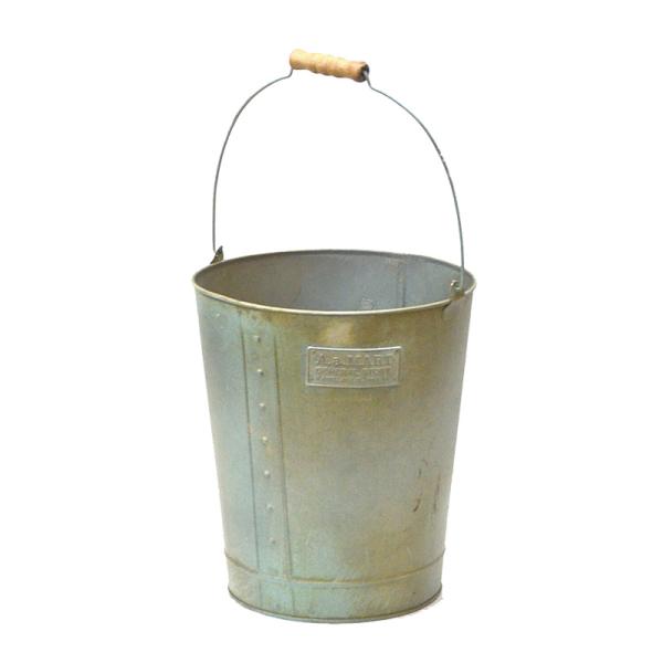 エイジング加工を施したブリキバケツ。リベット風の模様とA.a.MARTのロゴプレートはエンボス加工になっています。鉢カバーやプランターとして。サイズ：幅22×奥行22×高さ25cm　材質：スチール　底穴なし※防水加工はされておりません。屋内...