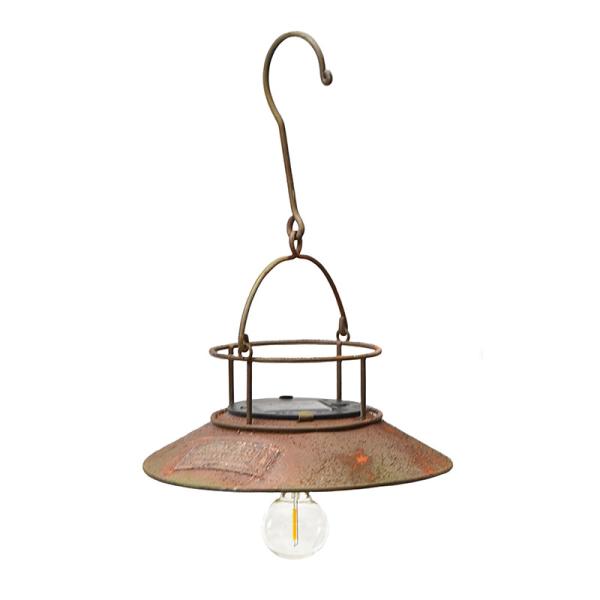 レトロ感が漂うソーラーパネル式ランプシェード。長年使っていた様なサビ加工を施したジャンク風仕様です。日中蓄電し暗くなると自動でLED球が点灯します。ソーラー式なので電源やコンセントの配線工事が不要です。ハンガー位のフックが付いているので竿や...