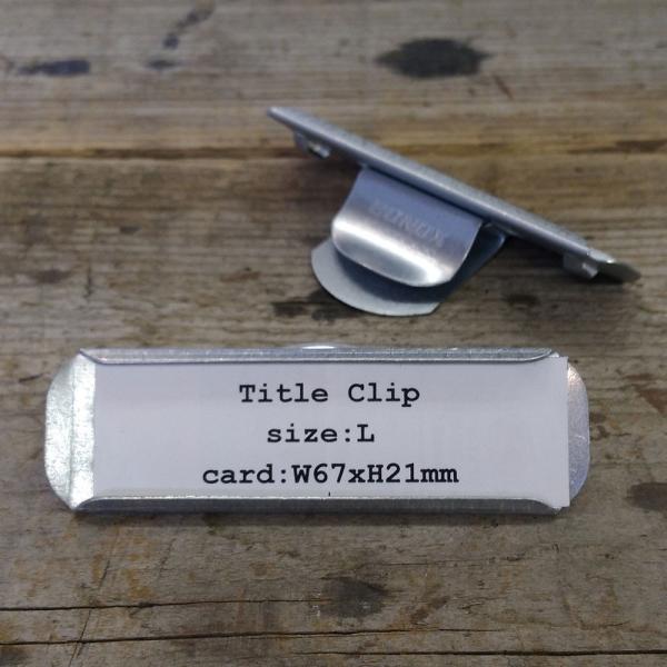 ダルトンのタイトルクリップ（カードホルダー）です。スタンド式とクリップ式で３通りの使い方ができます。サイズ：幅7.5×高さ2.4×奥行2.6cm　カード横6.7×縦2.1cm※カードは付属しませんクロネコゆうパケット(ポスト投函)可