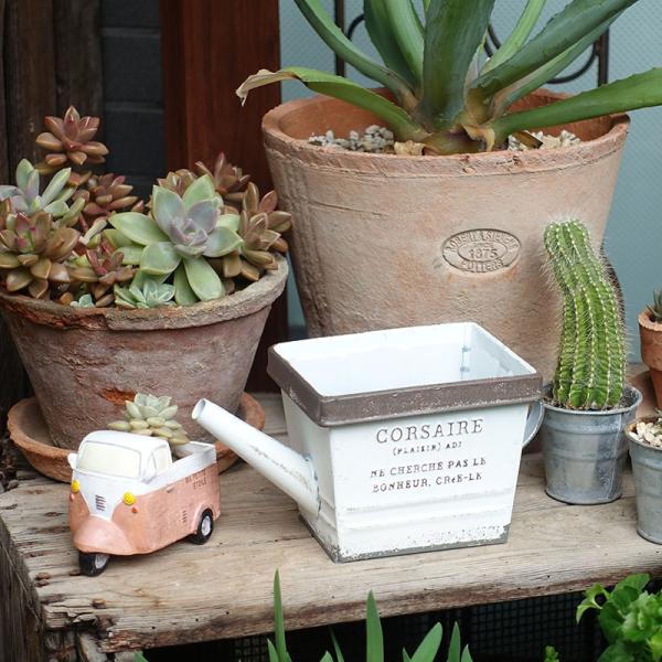 じょうろを模ったブリキポット鉢。アンティーク調でロゴはエンボス(凸凹)加工です。ロゴは片側のみです。底穴がありプラスチックカップが付属しています。サイズ：幅17.5×奥行9×高さ8.5cm/内径10×奥行7.8cm　材質：ティン　底穴あり　...