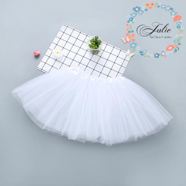 ※大量購入の方に関しては購入前にお問い合わせ等からご連絡いただければ幸いです。子供用のドレスやワンピースのインナーに。レースの三層作り。ウェスト50cmくらいまでのお子様に。丈の長さは約30cm。好きなサイズにカット可能です。※フリーサイズ...