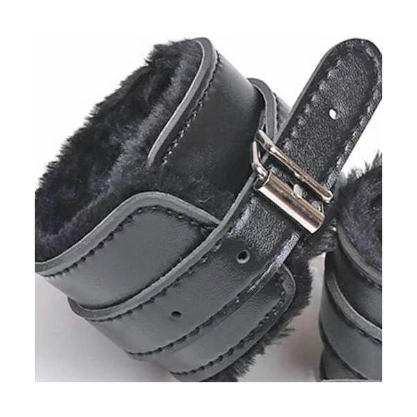 合皮＆ファーのカラーカフスです。ゴシック・パンクファッションのアイテムとしても 可愛くて目を引く小道具です◎ゲームに、ジョークに☆チェーン付きの金具は取り外し可能です。 カフス×2、金具付きチェーンのセット-----------------...