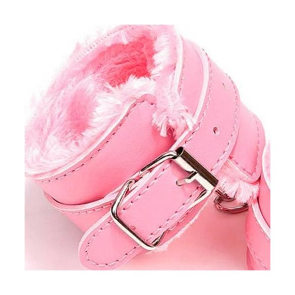 合皮＆ファーのカラーカフスです。ゴシック・パンクファッションのアイテムとしても 可愛くて目を引く小道具です◎ゲームに、ジョークに☆チェーン付きの金具は取り外し可能です。 カフス×2、金具付きチェーンのセット-----------------...