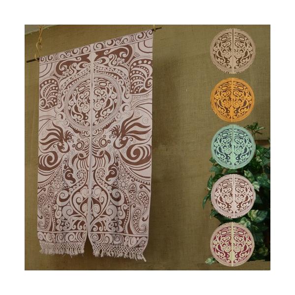 トライバル柄がかっこいいのれんです☆鳥やペイズリーなどが描かれていて迫力があります。下のフリンジ部分が編み込みになっているのもポイント♪淡めの雰囲気でメンズのお部屋にもオススメ！！しっかりとした厚めの生地なので目隠しにもピッタリです。□サイ...