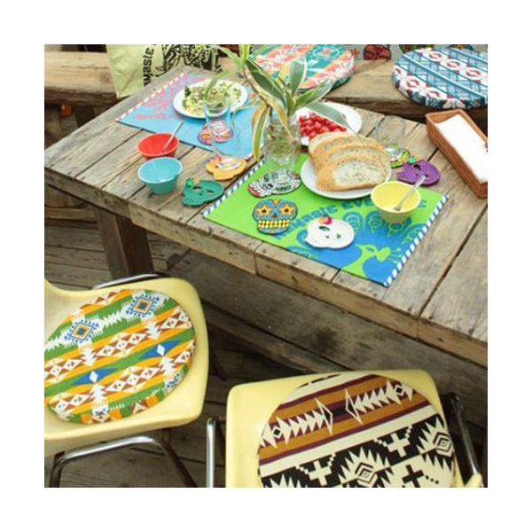 アウトドアにも持っていけちゃう、チマヨ柄のスポンジ入りクッション☆ダイニングや車のシートにも！フローリングでそのまま使ってもいいですね♪□サイズ：直径約36ｃｍ　マチ約2.5ｃｍ□素材：本体/綿100％ 中綿/ポリウレタン100％ □生産国...