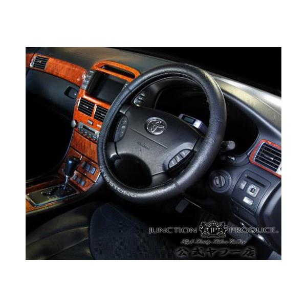 軽四から高級セダン車まで取付可能なサイズ別レザーステアリングカバー。ハンドル天面はJUNCTION PRODUCEロゴをウェルダー加工でシルバーの押印。ハンドル正面下はMISSIONSロゴのシルバー刺繍が施されている。※ご注文の際は、お車の...
