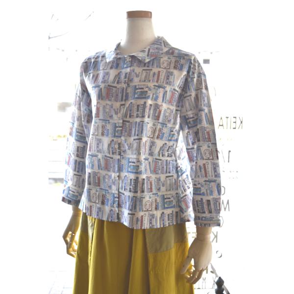 PEINDRE(パンドル) 26S/S プリント柄ブラウス柔らかくソフトな風合いが魅力の60ローン素材を使用したブラウスです。後ろ身頃だけ、フレアのデザインになっています。ステンカラーで女性らしさがよりプラスに。淡い色彩の本棚プリントがオシ...