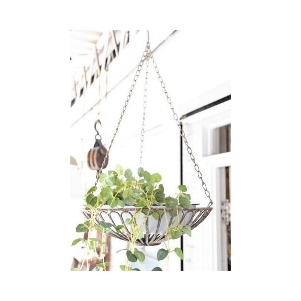 フラワー型で浅めのバスケットがレトロで可愛いハンギングバスケット。シャビーな質感がまるで本物のアンティークのような風合いです。