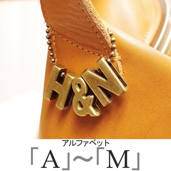 マットなアンティークブラス加工のアルファベットモチーフです。シンプルなデザインですが、味わいのある加工がアンティークの雰囲気を演出してくれます。個体差があり、味のある仕上がりは、時間の経過とともに色が変化していくのも楽しみの１つです。小ぶり...