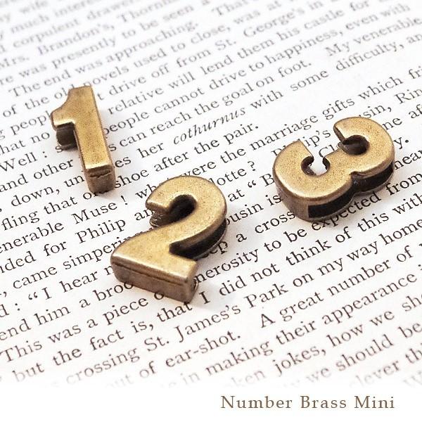 大人気のアルファベットブラスミニにナンバーシリーズが仲間入りしました!シンプルなデザインですが、味わいのある加工がアンティークの雰囲気を演出してくれます。個体差があり、味のある仕上がりは、時間の経過とともに色が変化していくのも楽しみの1つで...