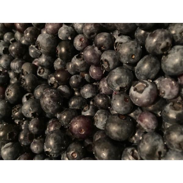 食べ頃のおいしいところを急速冷凍食べたい時に取り出して味わえる冷凍ブルーベリーをお届け致しま。アントシアニン・ビタミンたっぷりだからそのまま食べても、トッピングやお菓子作りにも最適ですブルーベリーの効用はご存じの通り大変貴重な栄養果物です北...