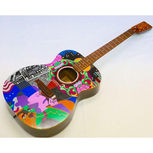 作品名：sound hole lifeギターのサウンドホールをひとが覗き込んでいる姿を中心に描きました。サウンドホールの大きさや形状がギターの音量や音質に影響を与えるのと同じように、ひとりの人生が他者に影響を与えることを表現しました。アーテ...