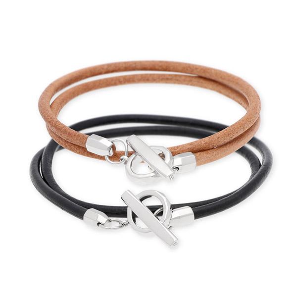 LION HEARTで人気の高い「THE EDGE」デザインのジェイウェル限定別注レザーペアブレスレット。デザインのポイントになっているリングとTバーの留め具はマンテルと呼ばれ、必ず対でつくられることから「運命や出会い」を意味し、大切な相手...