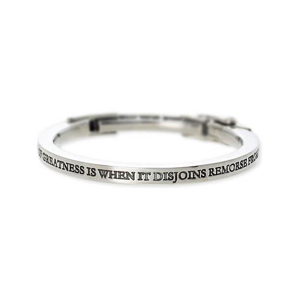 シンプルなデザインに、『THE ABUSE OF GREATNESS IS WHEN IT DISJOINS REMORSE FROM POWER.』のメッセージが印象的なバングル。シルバーの美しさを存分に楽しめるアクセサリーです。贈り物に...
