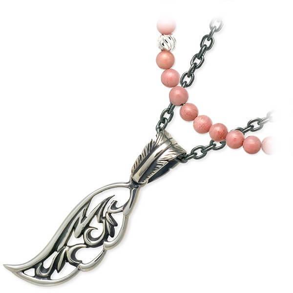 軽快な表情を胸元に見せる、羽モチーフ。細部までこだわった細工が洗練された雰囲気を讃えます。ちょっと甘めのアクセントを放つ、ピンクカラーのパーツ。それぞれを単品で使うのもお勧めです。Drops ドロップス シルバーネックレス・ブレス・チョーカ...