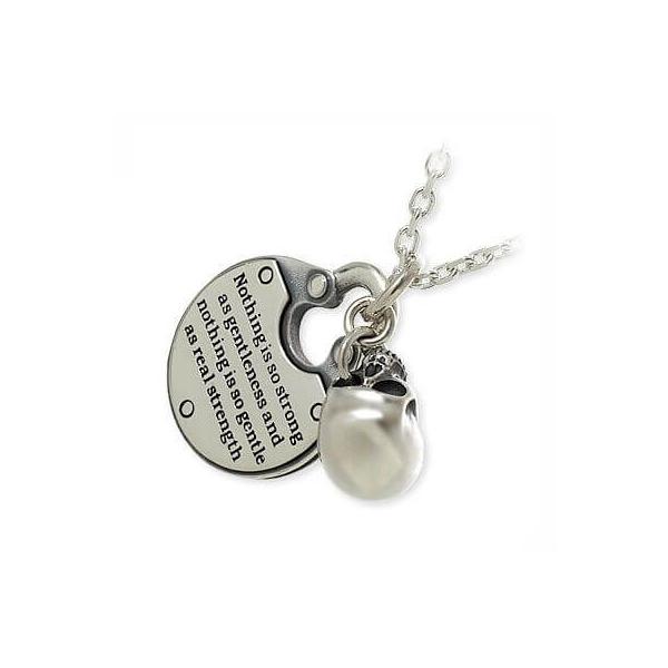 【 Philosophy-Line 】シンプルなメッセージプレートとスカルモチーフが、胸元にパンチを与える存在感抜群のペンダント。セミハードなデザインが、辛口の魅力を演出します。いつもの装いをきりりと引き締めてくれそう。「Nothing i...