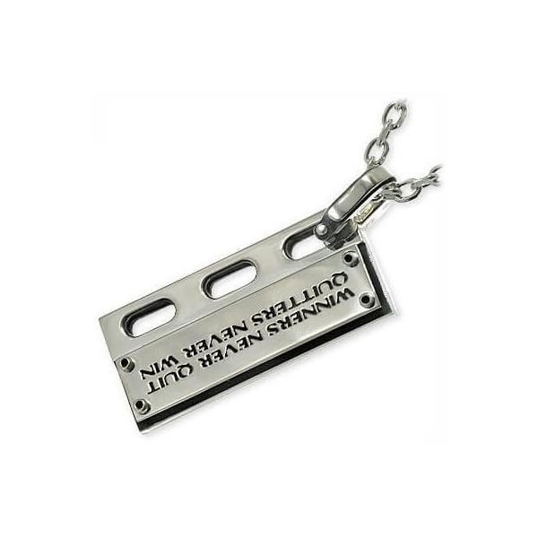 【 Philosophy-Line 】ちょっとワイルドな印象のシルバーペンダント。“WINNWERS NEVER QUIT QUITTERS NEVER WIN”（勝者は決してあきらめない）のメッセージが、さりげなく力強さを与えてくれそうな...