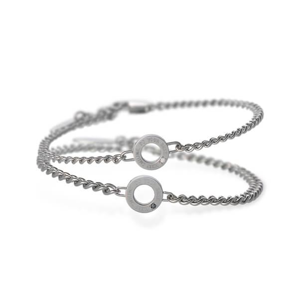 世界のトップアスリートも認める『phiten』とコラボ開発したチタンのブレスレット。サークルモチーフに「KEEP SMILING DO YOUR BEST」（笑顔を絶やさずベストを尽くそう）の文字が刻まれます。カップルでつけるのもおすすめ。...