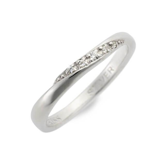 存在感を保ちつつ、素肌になじみやすいシンプルモダンなデザインが魅力です。キュービックの華やかなきらめきが印象的。ファッションに美しくスタイリッシュな雰囲気を醸し出すアイテムです。 THE KISS ザ・キッス シルバーリングシルバー リング...