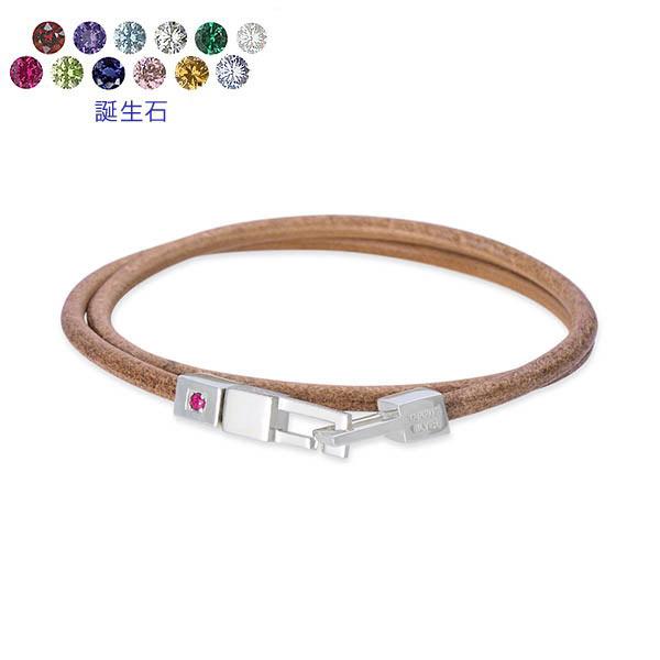 肌馴染みのいい上質レザーにシンプルな留め具のついた、クールなレザーのブレスレット。守護石ともいわれる誕生石がセットできます。オプションでイニシャル刻印も可能。自然な雰囲気が格好いい二重巻きデザインはナチュラル派スタイルが好きな方にもおススメ...