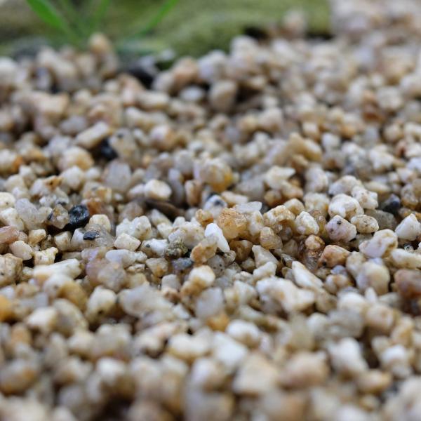 品名: 伊勢砂利サイズ: 2分 (2~6mm)種類・材質: 花崗岩(三重県菰野町)建築資材の用途: 床材｜ガーデニング｜庭｜庭石｜敷き砂利原産国/製造国: 日本