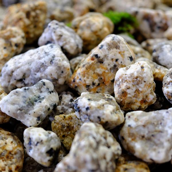 品名: 伊勢砂利サイズ: 8分 (25~35mm)種類・材質: 花崗岩(三重県菰野町)建築資材の用途: 床材｜ガーデニング｜庭｜庭石｜敷き砂利原産国/製造国: 日本