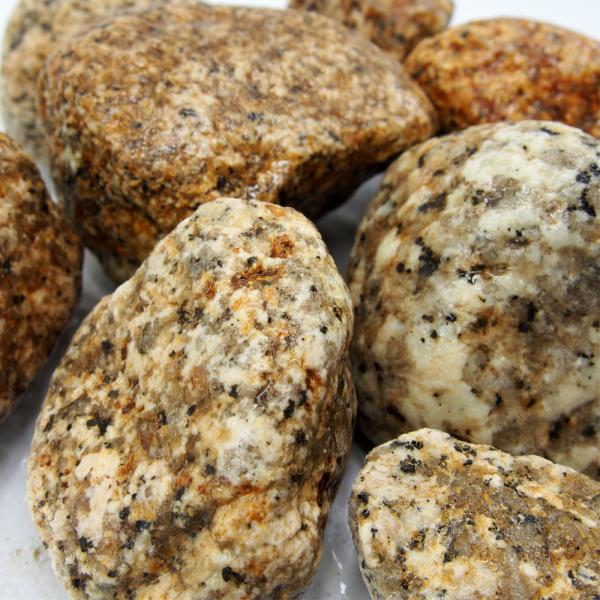 品名: 伊勢砂利サイズ: 2寸 (50~70mm)種類・材質: 花崗岩(三重県菰野町)建築資材の用途: 床材｜ガーデニング｜庭｜庭石｜敷き砂利原産国/製造国: 日本