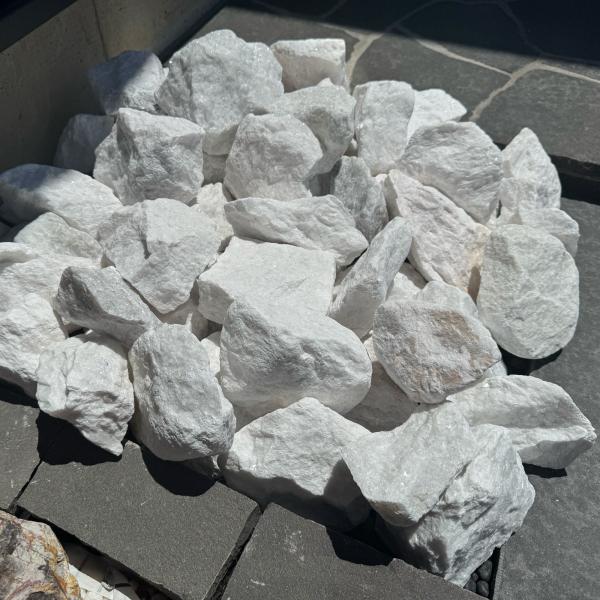 品名: マーブルホワイトロックサイズ: 90~120mm種類・材質: 石灰岩建築資材の用途: 床材｜ガーデニング｜庭｜庭石｜敷き砂利原産国/製造国: ベトナム