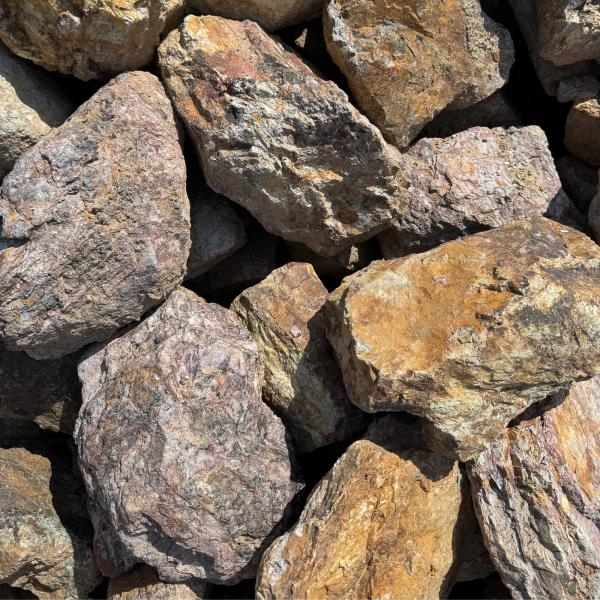 品名: 岐阜チャートサイズ: 200~300mm種類・材質: チャート石(岐阜県)建築資材の用途: 床材｜ガーデニング｜庭｜庭石｜庭石原産国/製造国: 日本