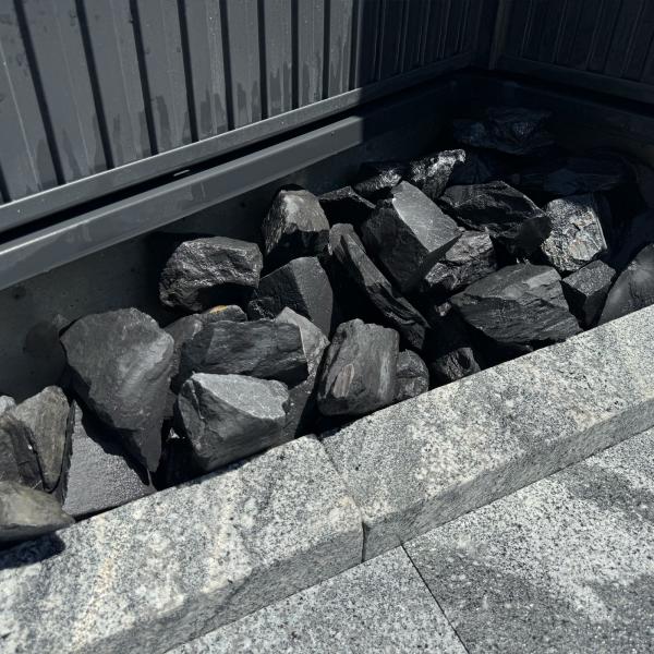 品名: アッシュブラックロックサイズ: 90~120mm種類・材質: 石灰岩建築資材の用途: 床材｜ガーデニング｜庭｜庭石｜庭石原産国/製造国: ベトナム