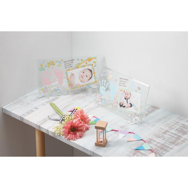 お気に入りの写真1枚+手形足形+ベビーデータ(お名前・お誕生日・お誕生時間・身長・体重)をかわいいデザインと一緒にプリントします。＊写真はメール送っていただくこともできます。●卓上用●お申書2枚・申し込み方法・手順について各1・「手形・足形...