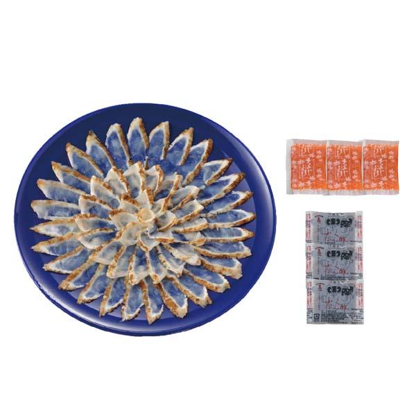 とらふくの身を強火で炙り冷水で締めることにより、ふくの身に旨味と香ばしさを加えました。外側は香ばしく、内側はしっとりとした旨みを、ポン酢ともみじおろしでお召し上がりください。とらふぐたたき刺身(27cm皿)100g、ふくポン酢10g×3、も...